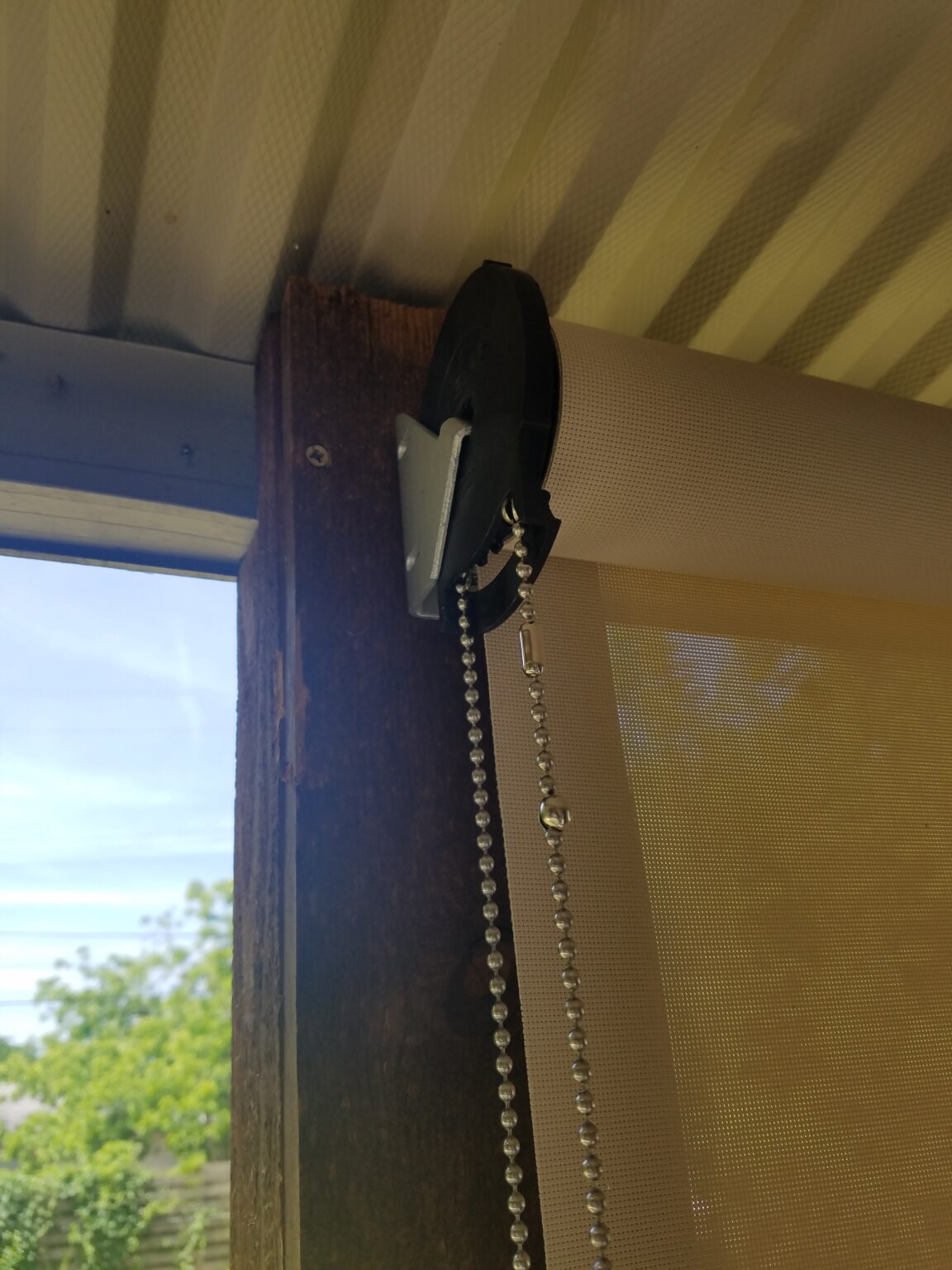 Retractable roller shades, the difference between manual and motorized?